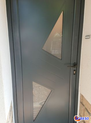 Porte d'entrée en aluminium ou PVC avec panneaux épaisseur 32mm mouluré ...