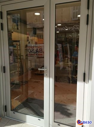 Porte d'entrée en aluminium ou PVC avec panneaux épaisseur 32mm mouluré ...